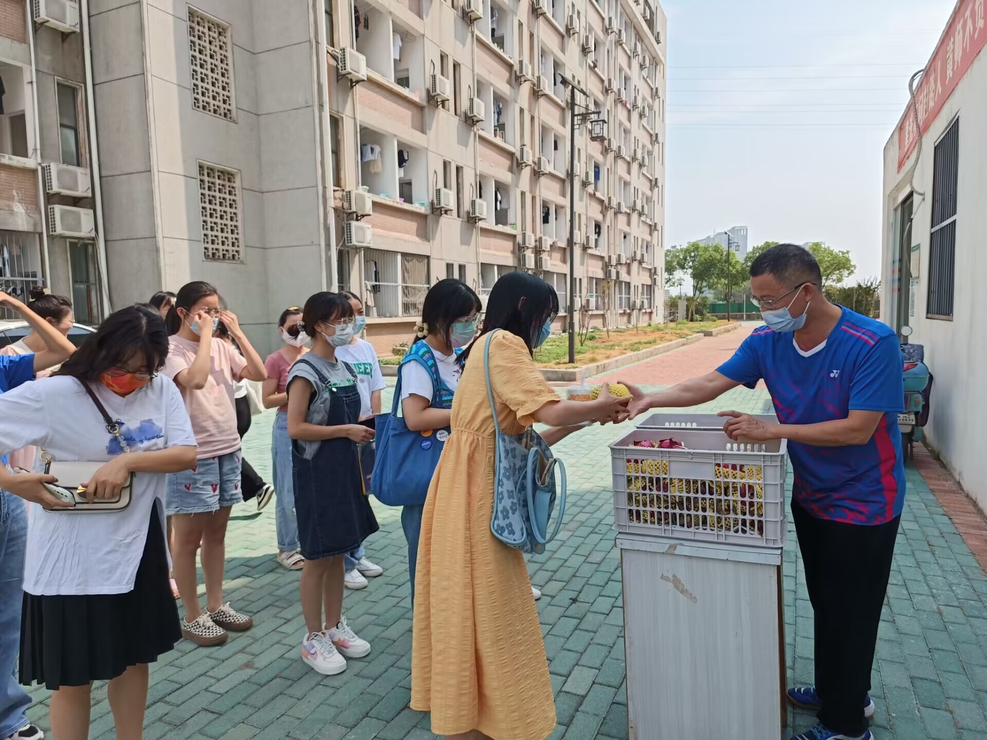 心系学生 情暖中秋 学院领导中秋节看望慰问在校学生